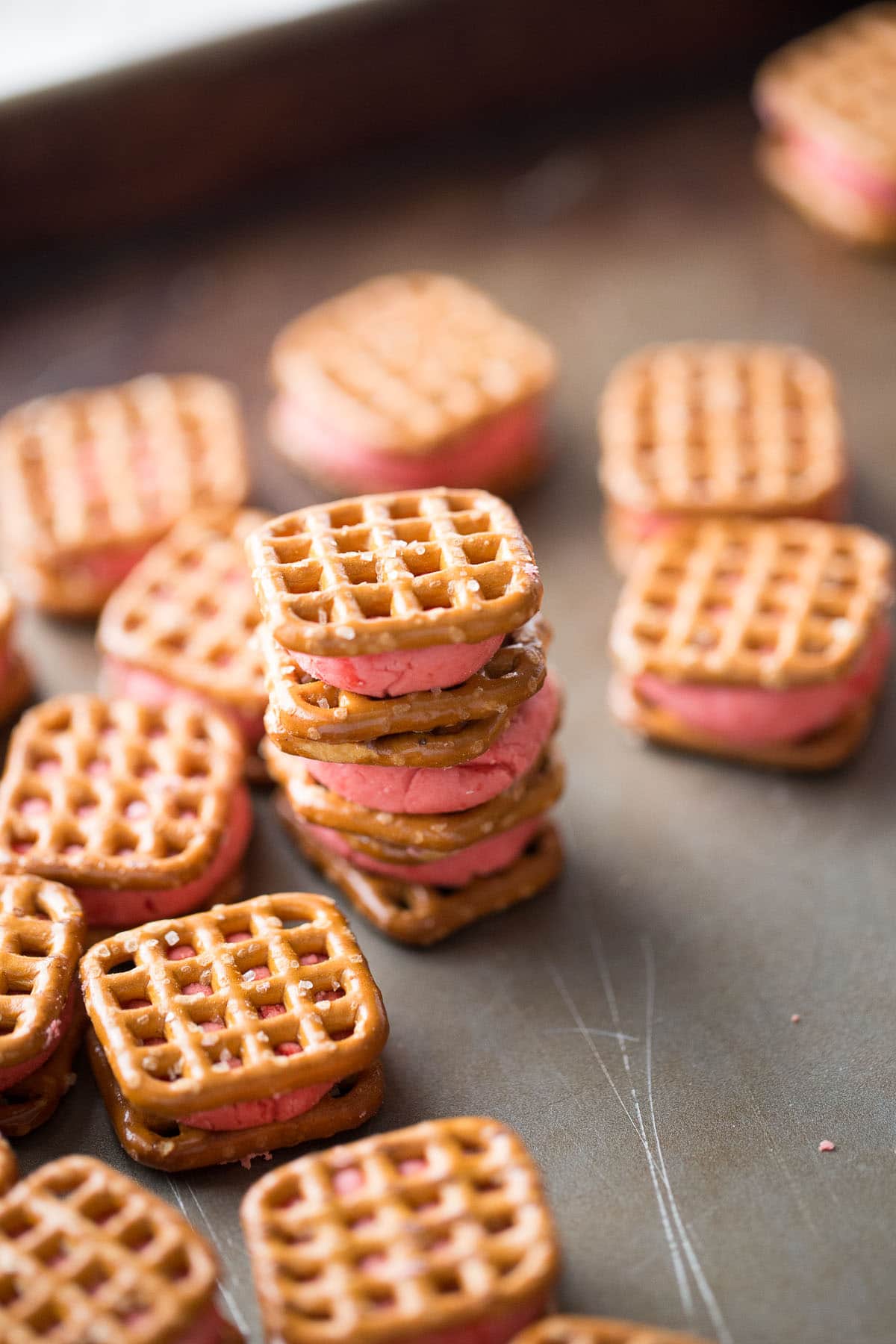 Red Velvet Cheesecake Pretzels Recipe | LemonsforLulu.com